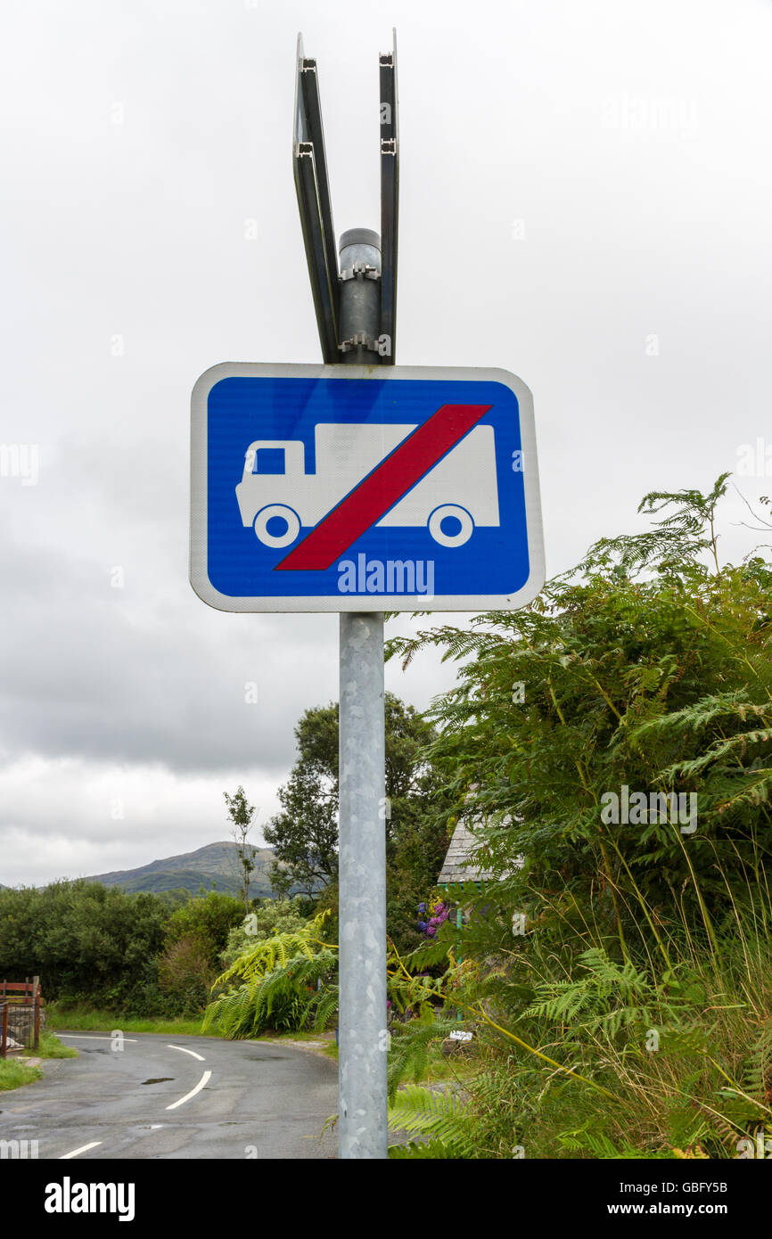 Warning sign of road unsuitable for hgv hi-res stock photography and ...