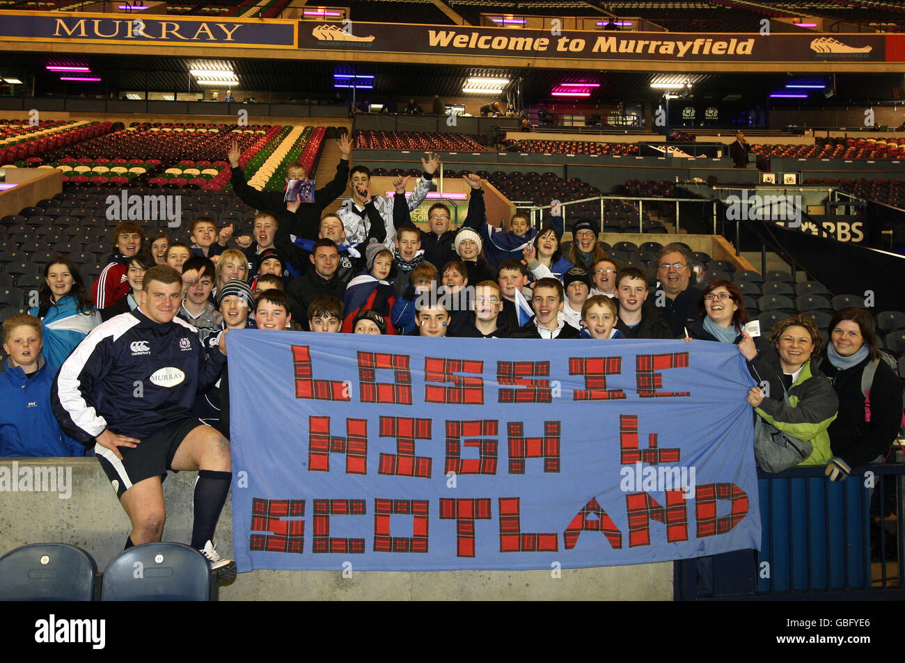 Scotland's Moray Low meets children and teachers from his old school ...