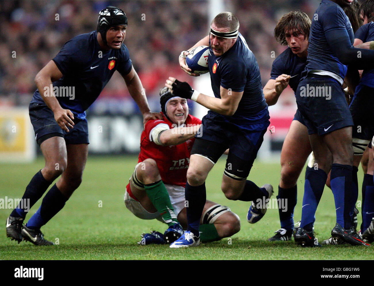 Six rugbyu full length tackling mangsm hi-res stock photography and ...