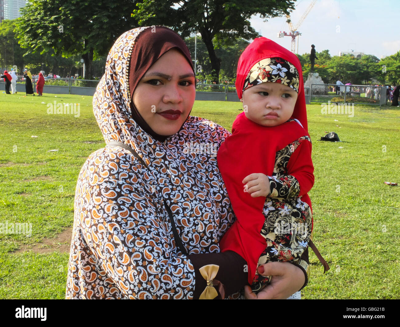 Manila, Philippines. 06th July, 2016. A Muslim mother with her little ...