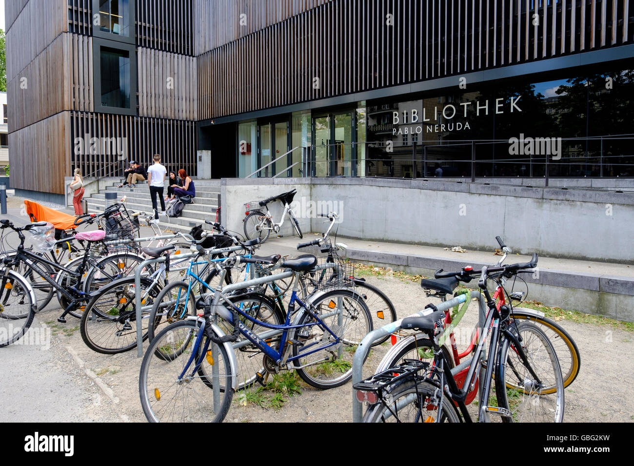 New wood clad modern Pablo Neruda Bibliothek public library in ...