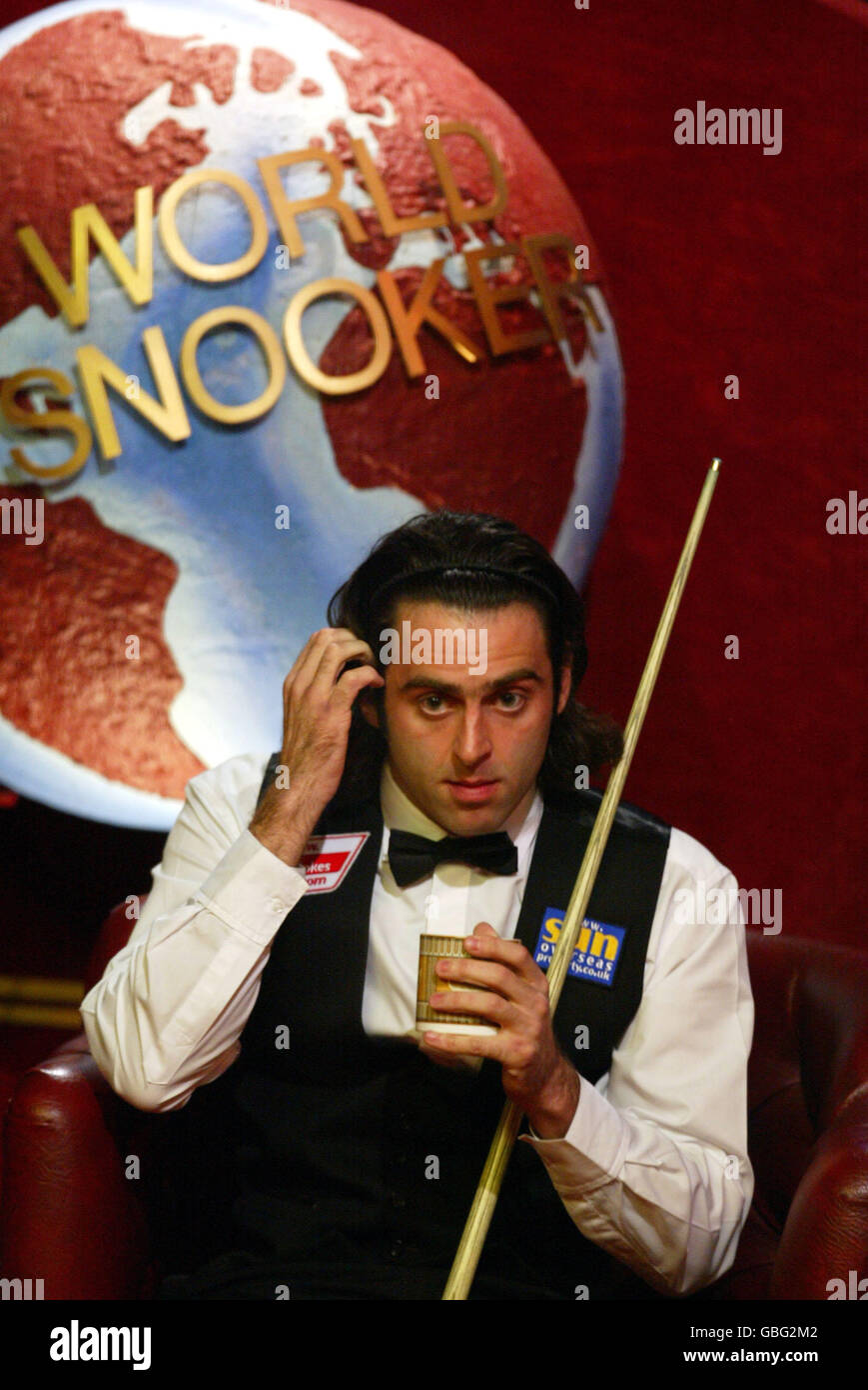 Snooker - Embassy World Championship 2004. Ronnie O'Sullivan warms ...