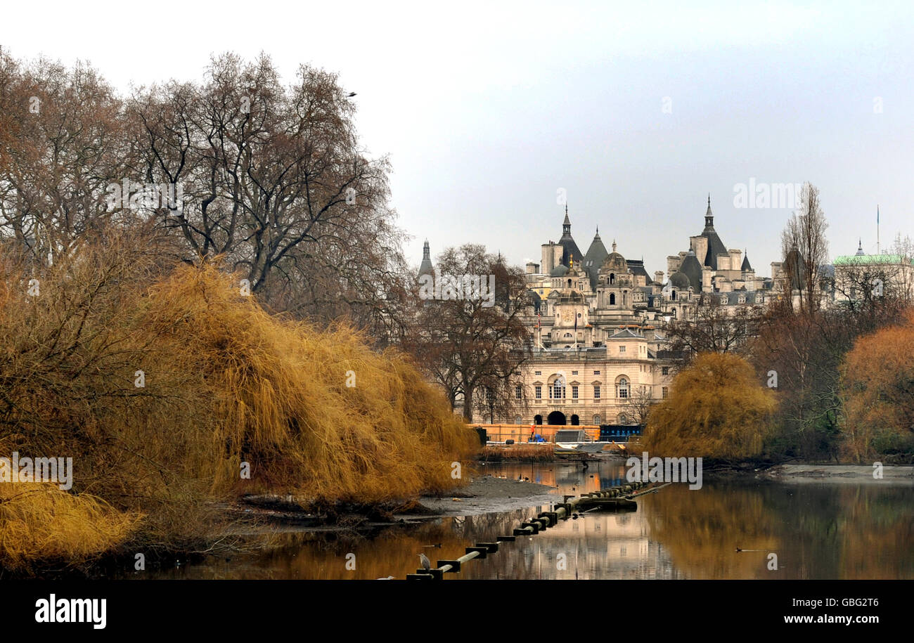 London lake drained first time in 21 years hi-res stock photography and ...