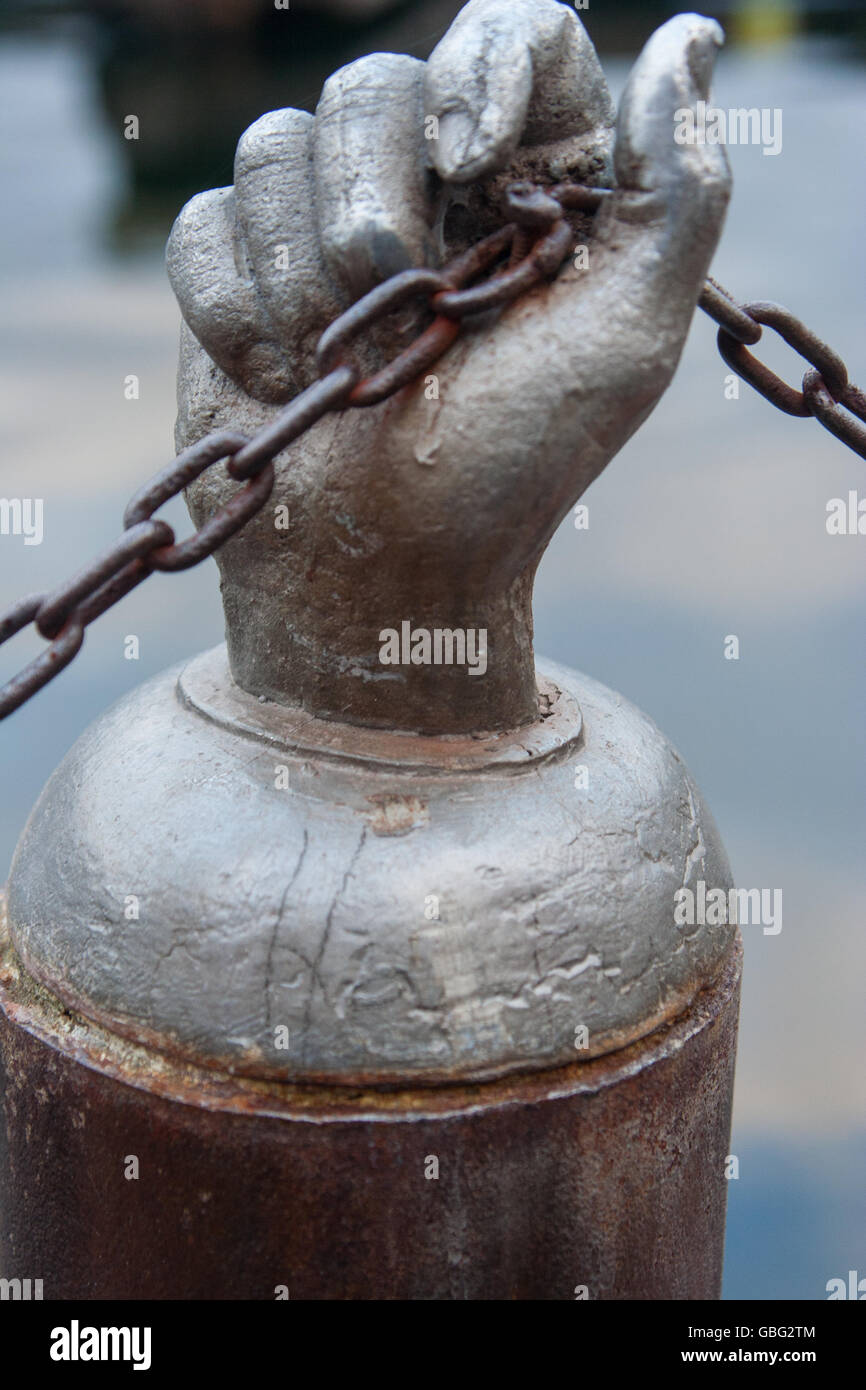 Iron chain railing hi-res stock photography and images - Alamy