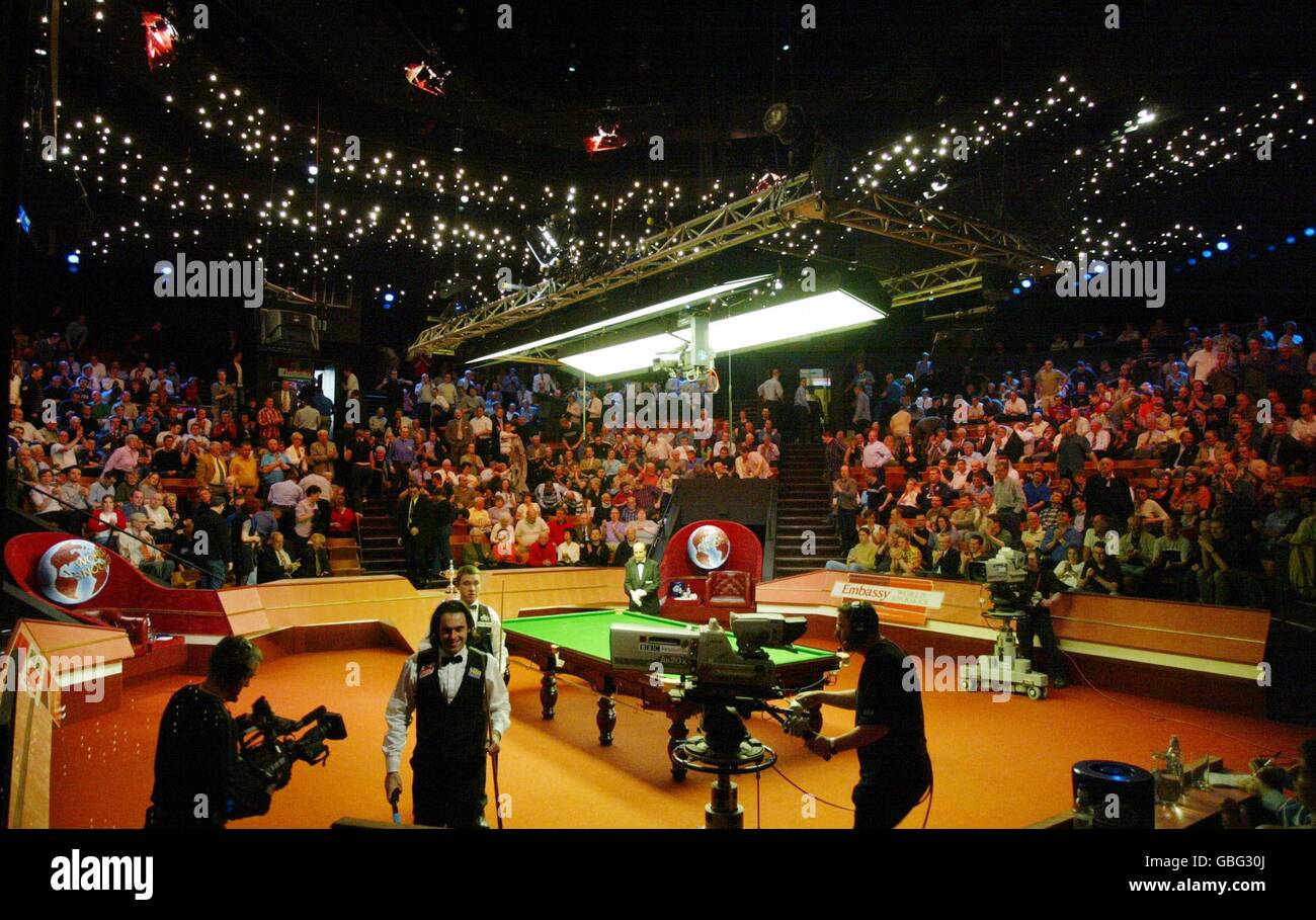 Snooker - Embassy World Championship 2004. Ronnie O'Sullivan walks off ...