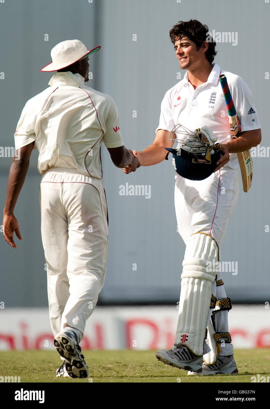 Cricket fielder hands hi-res stock photography and images - Alamy