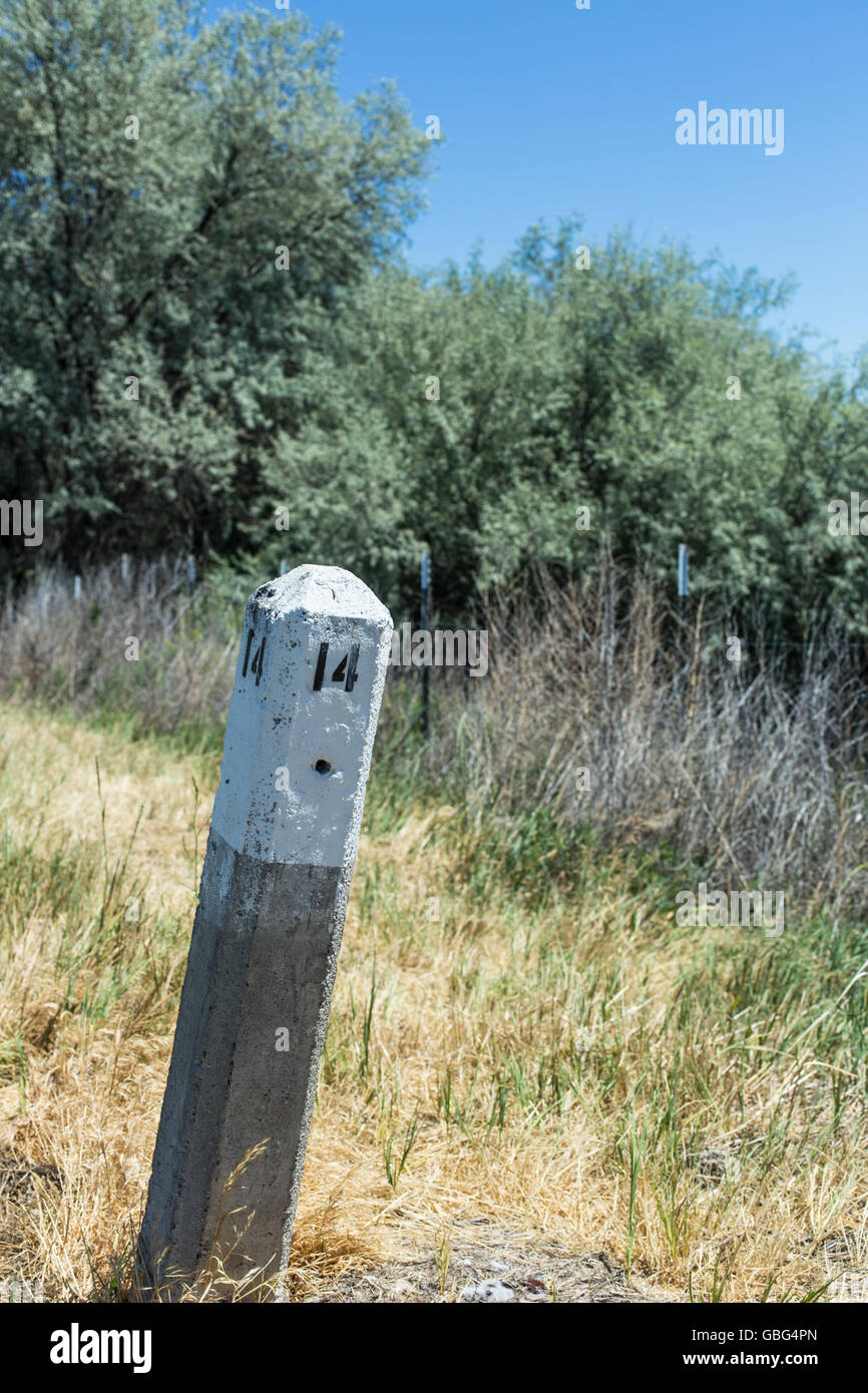 Mile marker road sign hi-res stock photography and images - Alamy