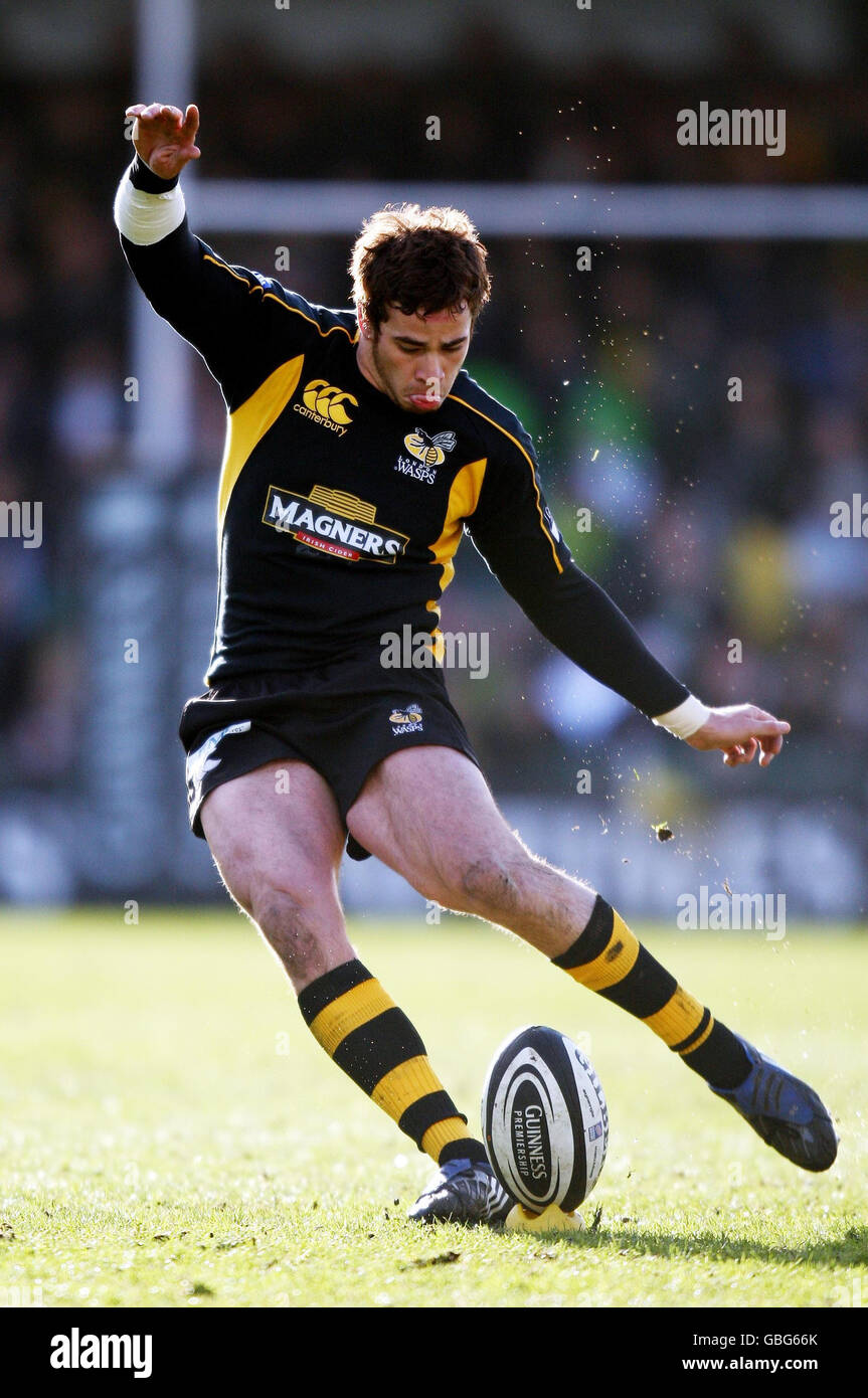 London wasps danny cipriani kicks a penalty hi-res stock photography ...