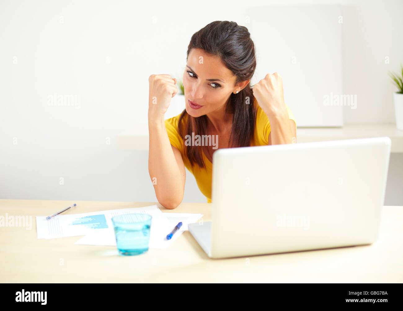 Smiling hispanic receptionist hi-res stock photography and images - Alamy