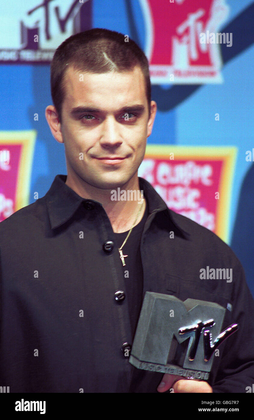 Robbie williams 2001 hi-res stock photography and images - Alamy