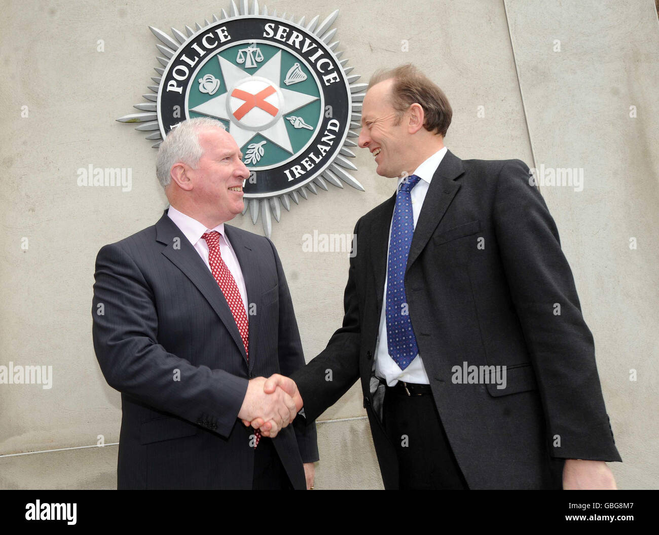 Head shot shaking hands smiling hi-res stock photography and images - Alamy