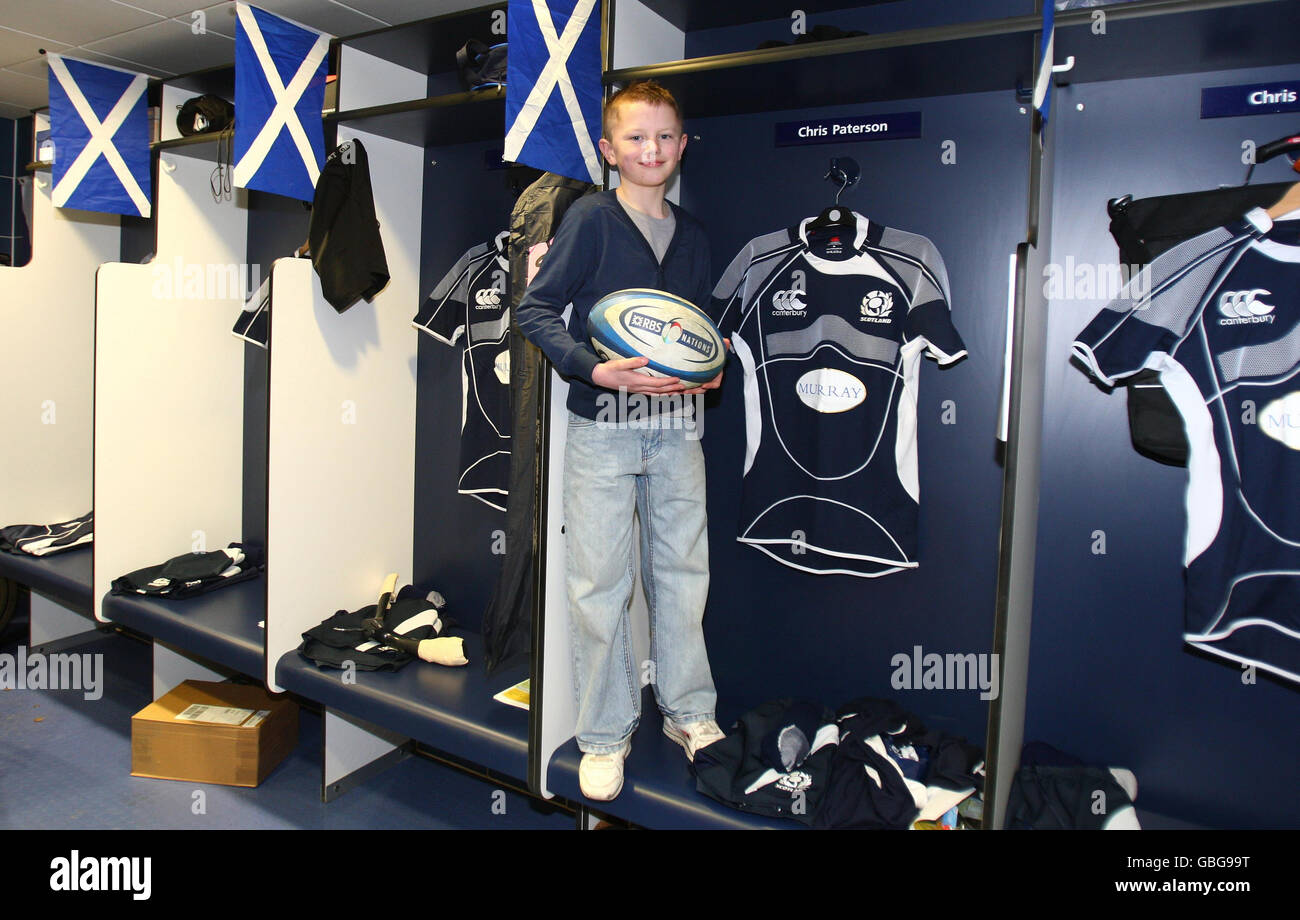 Aidan Turner meets his hero rugby player Chris Paterson during a visit ...