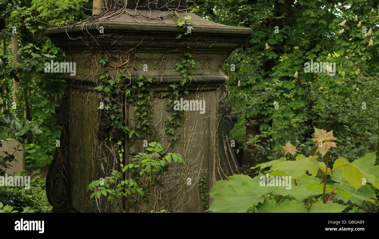 Gothic grave stone hi-res stock photography and images - Alamy