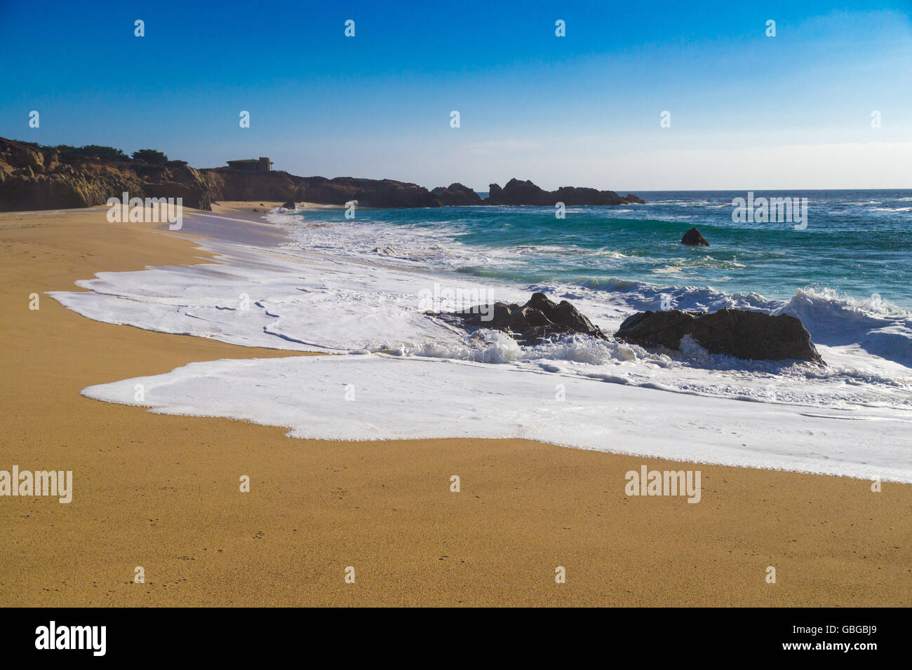 Big waves crushing on shore hi-res stock photography and images - Alamy