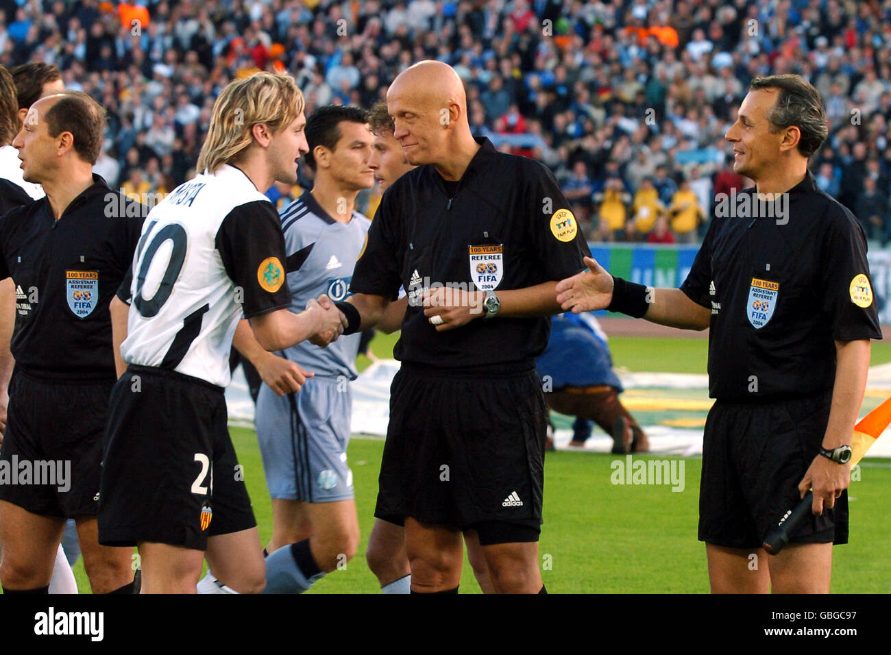 Valencia's Mista (l) shakes hands with referee Pierluigi Collina prior ...