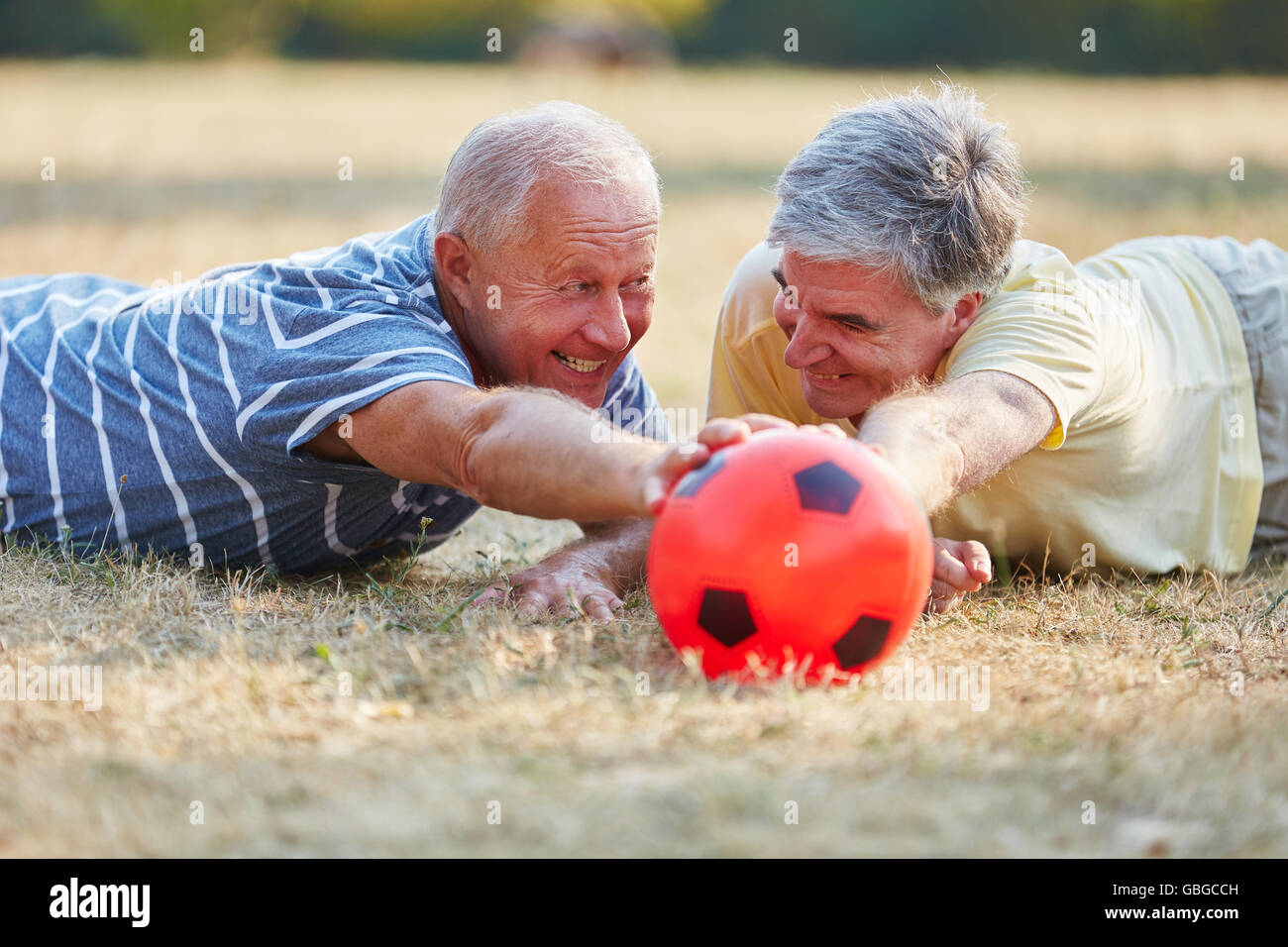 Two seniors in the park hi-res stock photography and images - Alamy