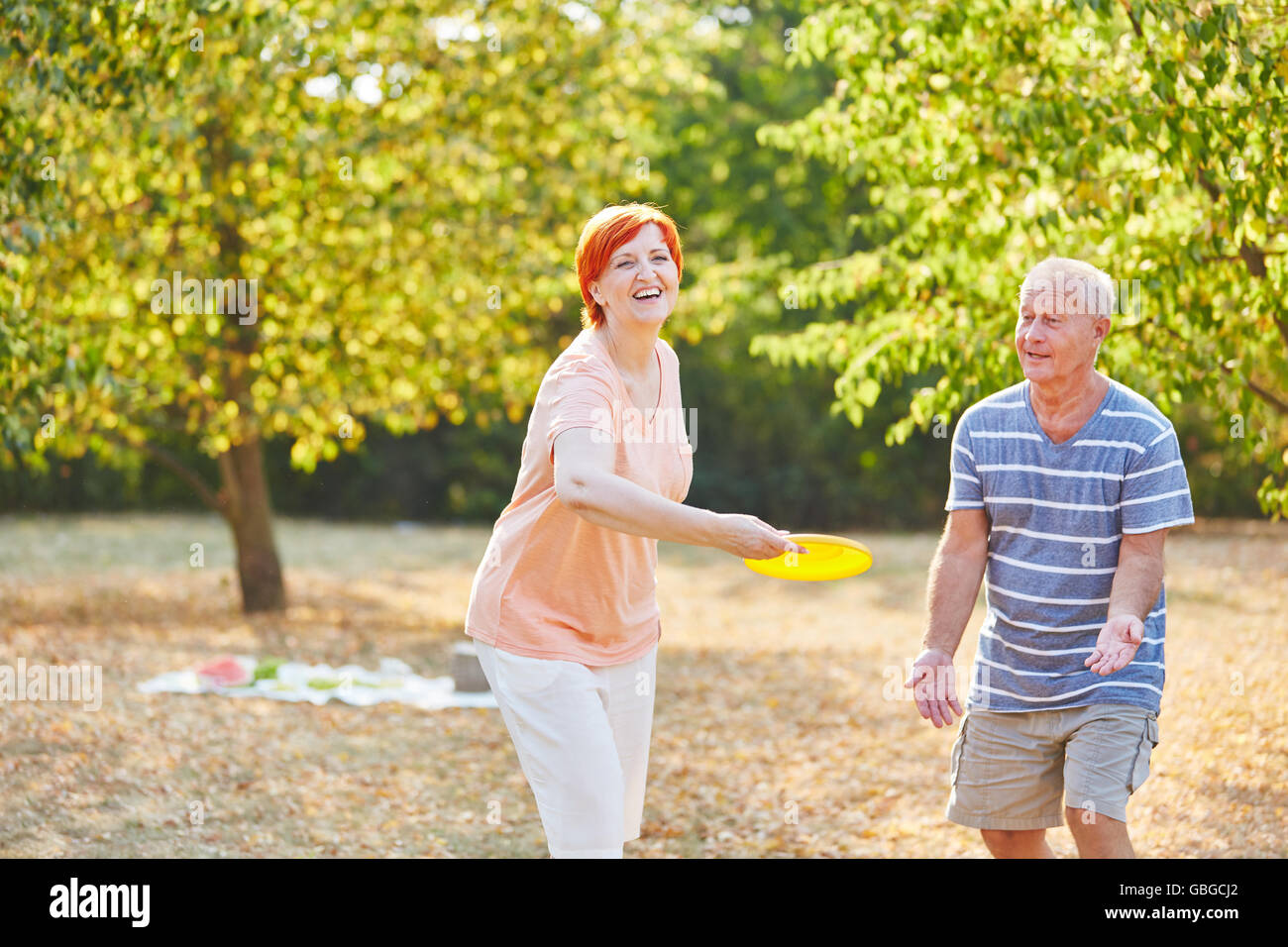 Man playing frisbee hi-res stock photography and images - Alamy