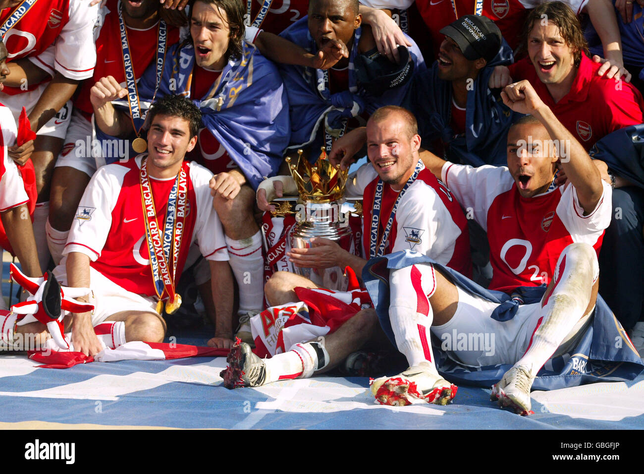Arsenal premier league trophy henry hi-res stock photography and images ...