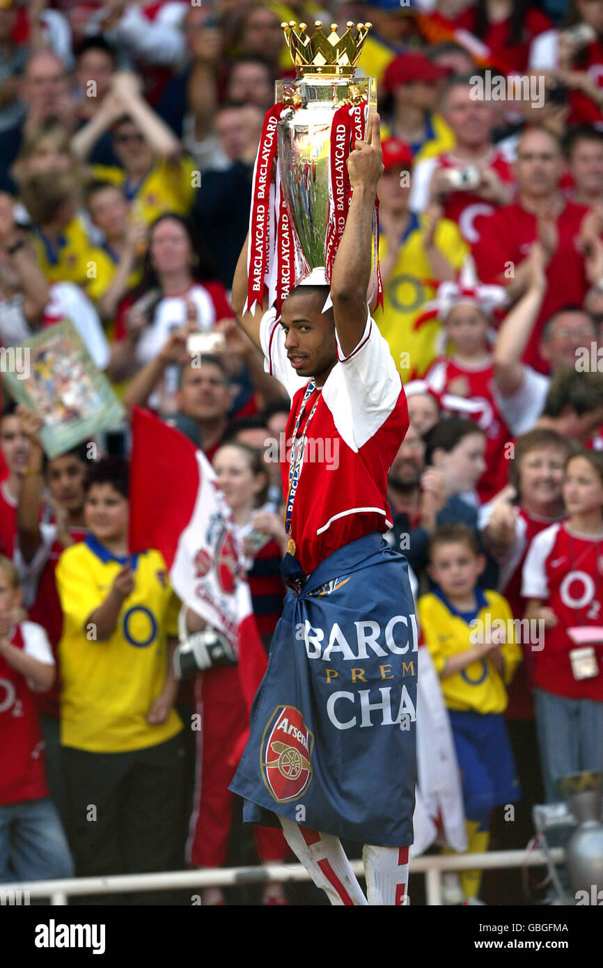 Arsenal premier league trophy henry hi-res stock photography and images ...