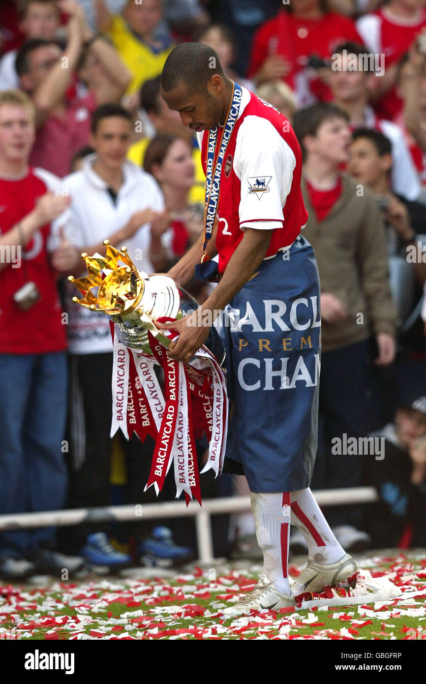 Arsenal premier league trophy henry hi-res stock photography and images ...