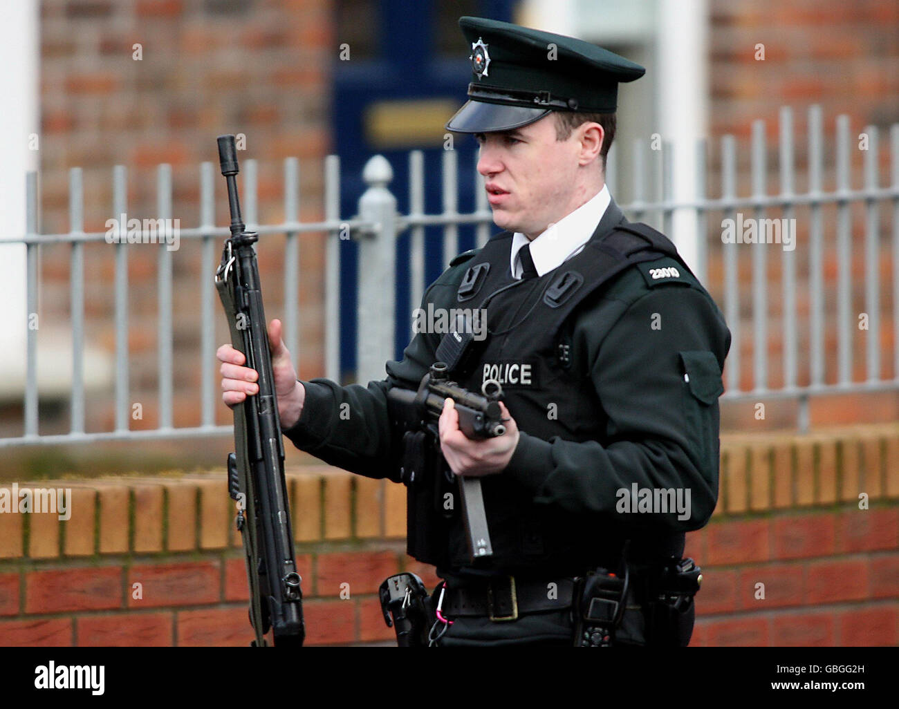 An armed police officer scene in craigavon hi-res stock photography and ...