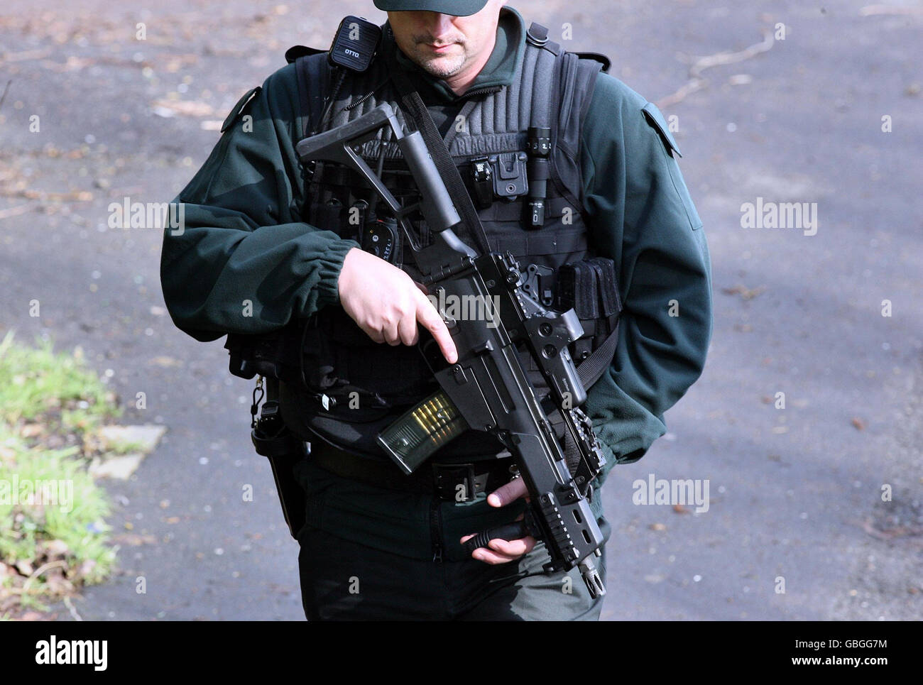 An armed police officer scene in craigavon hi-res stock photography and ...