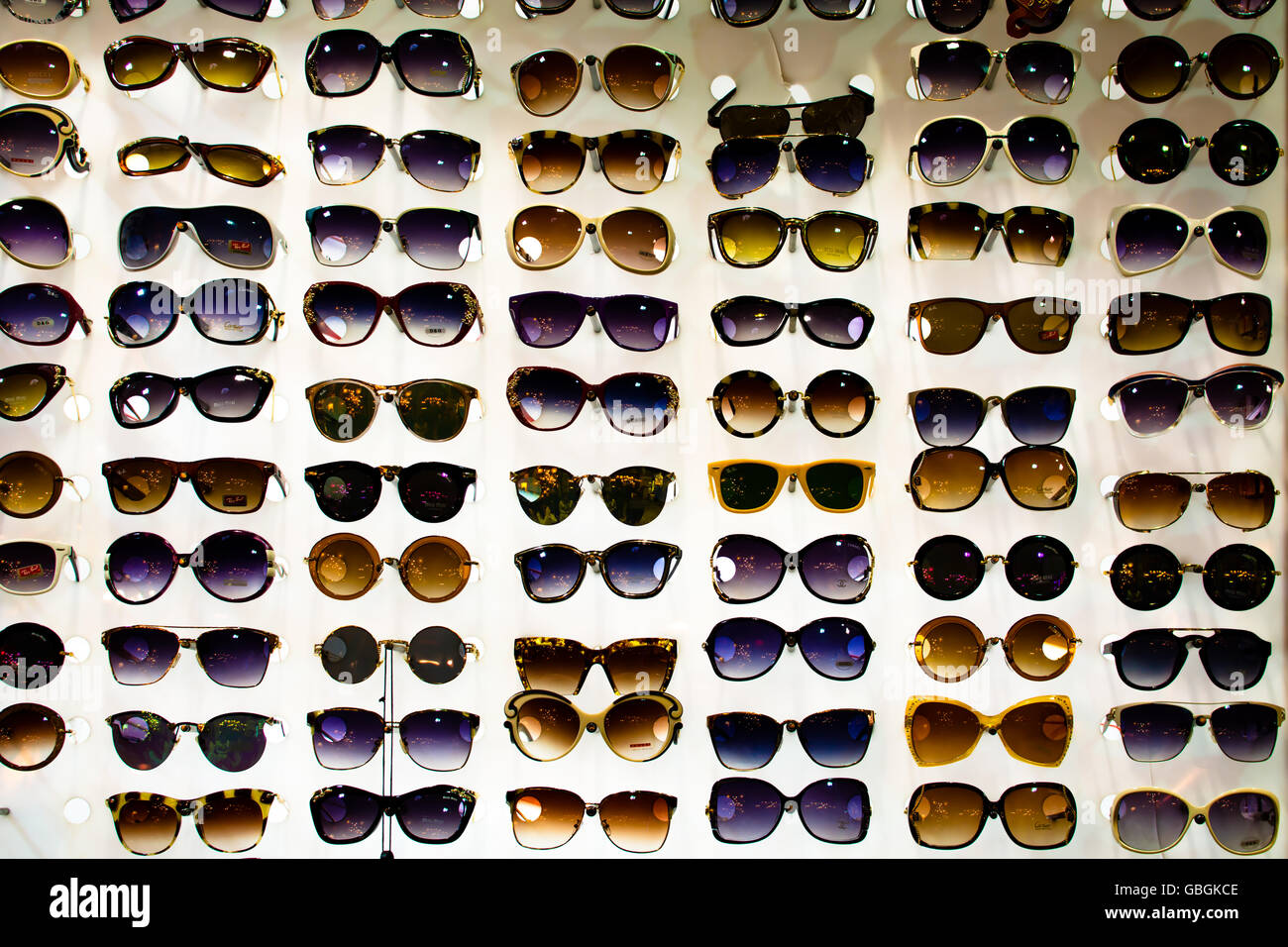Sunglasses window display hi-res stock photography and images - Alamy