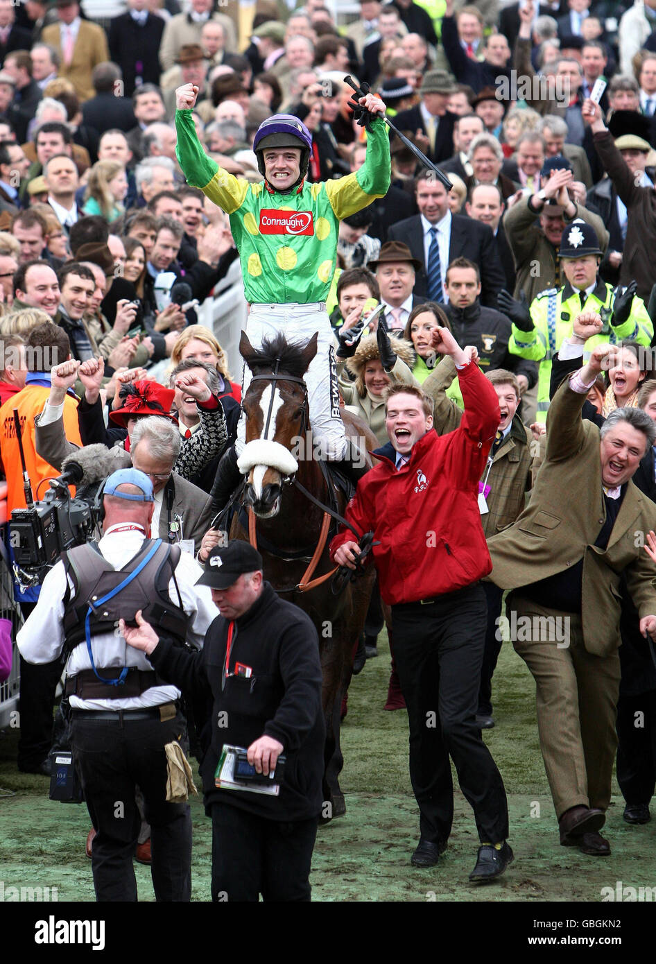 Cheering crowd horse racing hi-res stock photography and images - Alamy