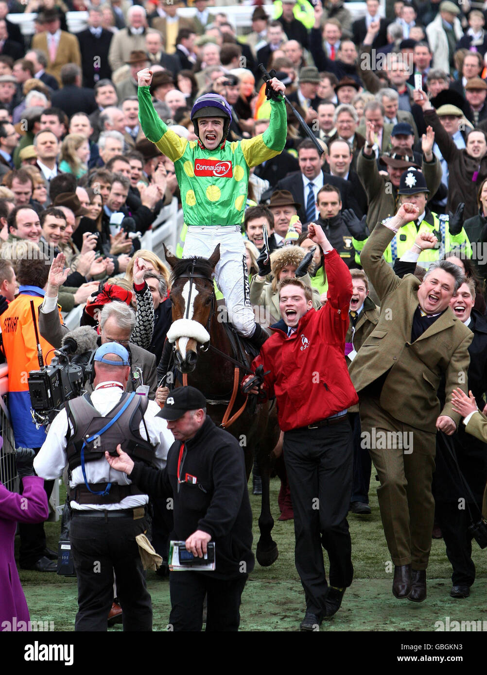 Cheering crowd horse racing hi-res stock photography and images - Alamy