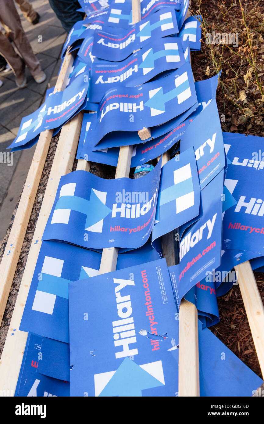 Hillary clinton president signs hi-res stock photography and images - Alamy