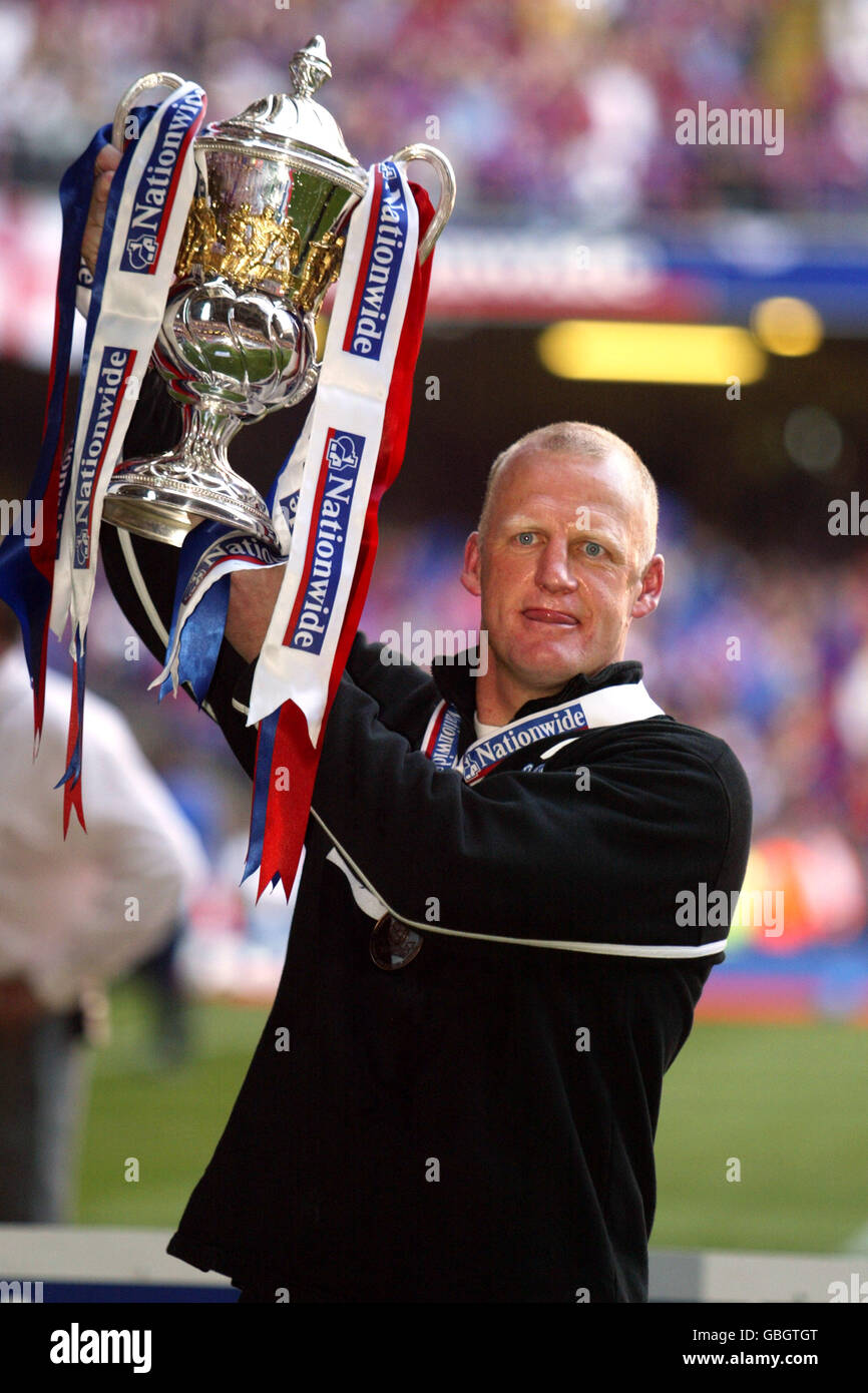 Crystal palace trophy hi-res stock photography and images - Alamy