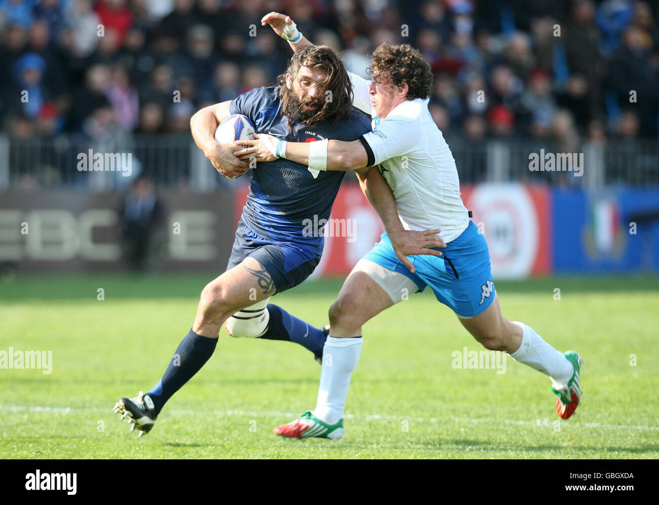 Rugbyu italy full length tackling mangsm hi-res stock photography and ...