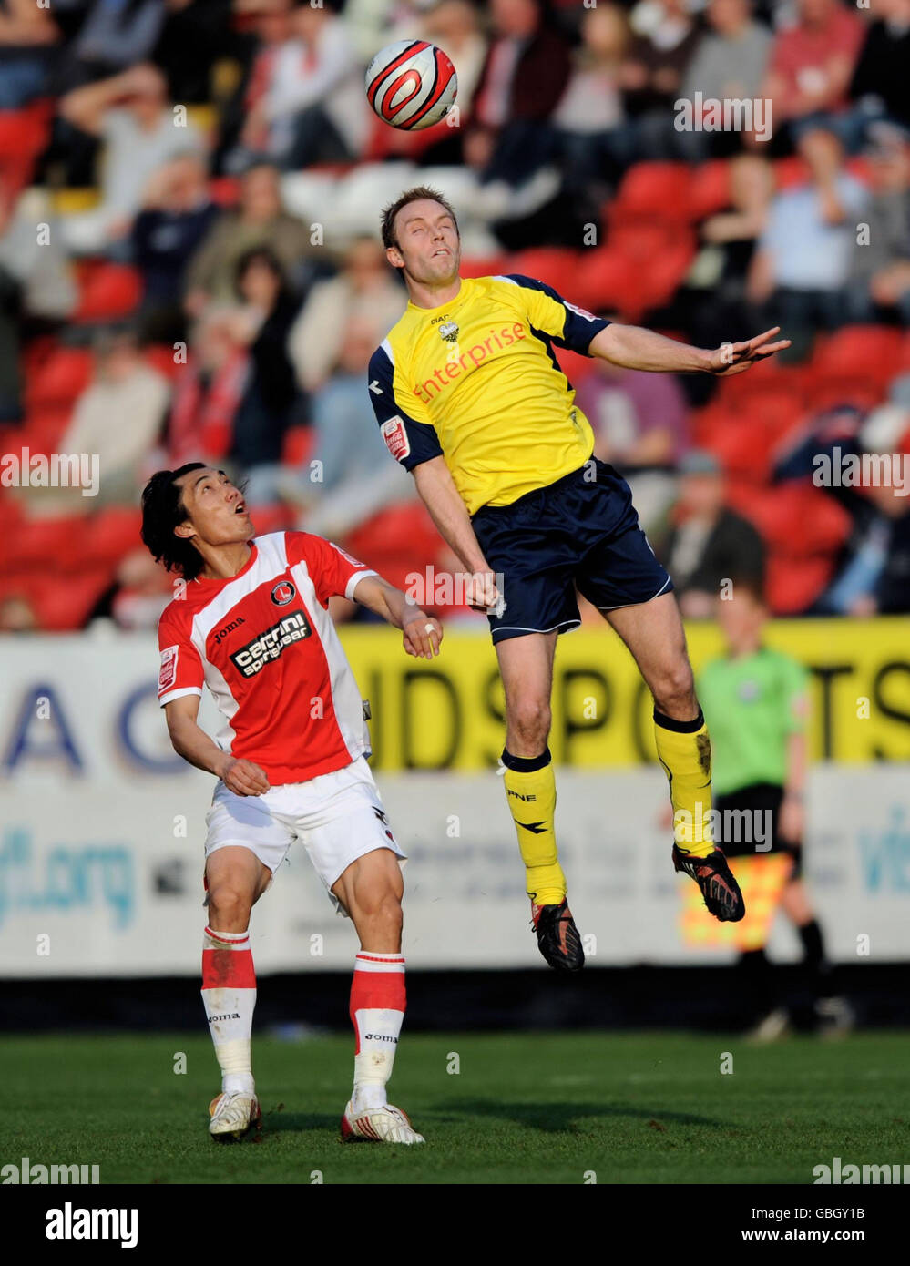 Charlton Athletic's Zheng Zhi and Preston North End's Chris Sedgwick in ...