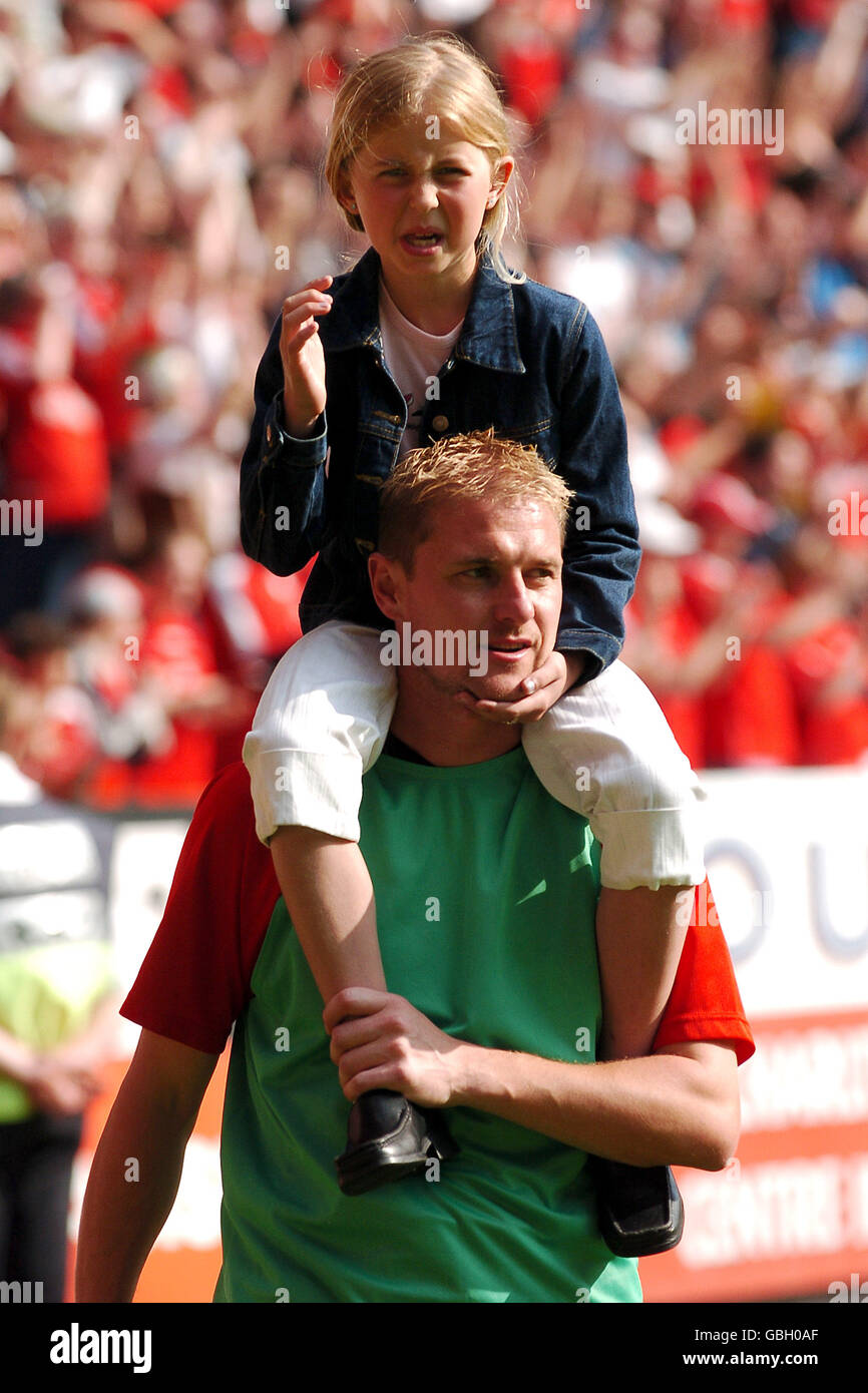 Charlton athletic goalkeeper simon royce hi-res stock photography and ...