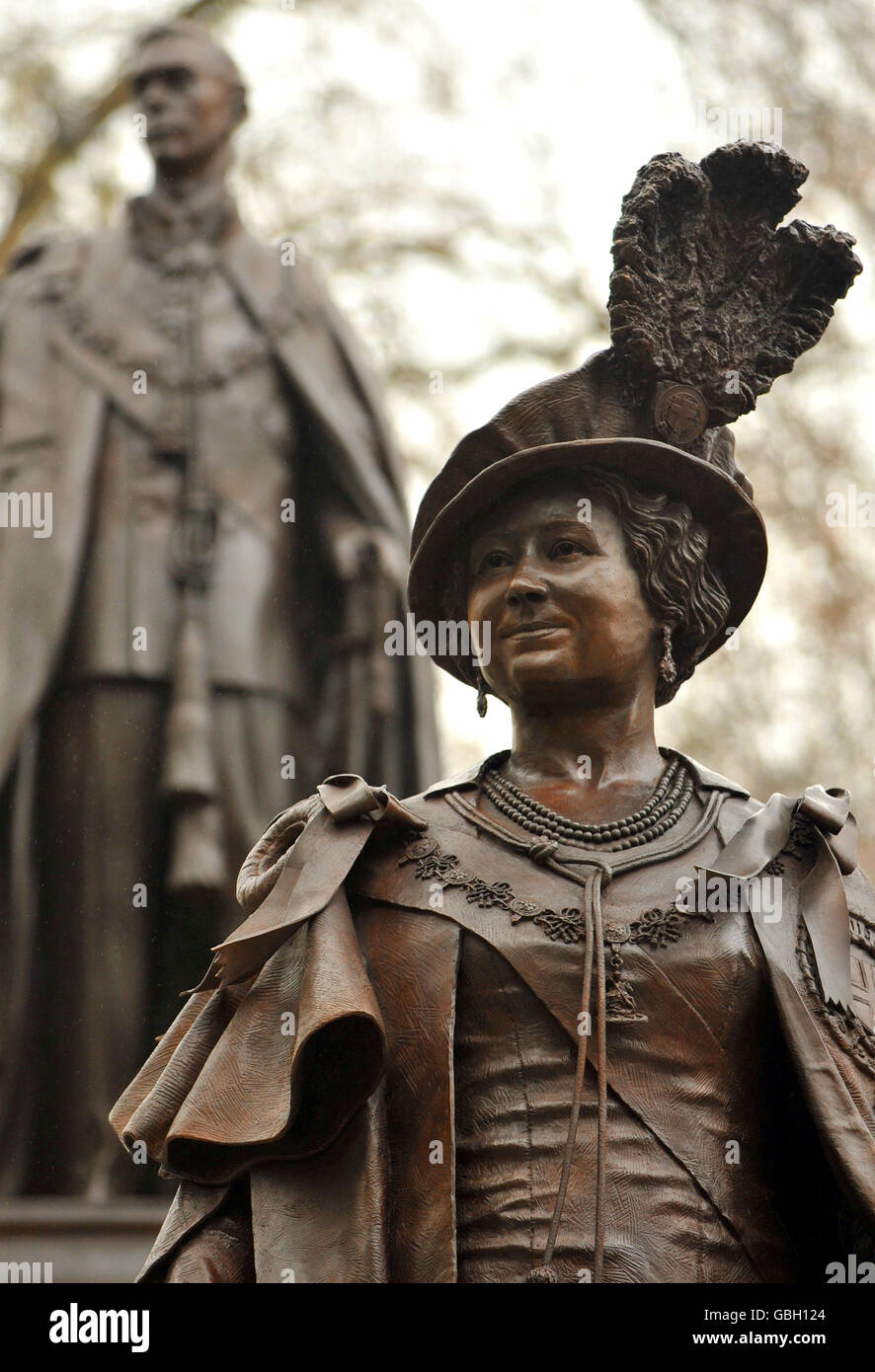Queen Mother statue unveiled Stock Photo - Alamy