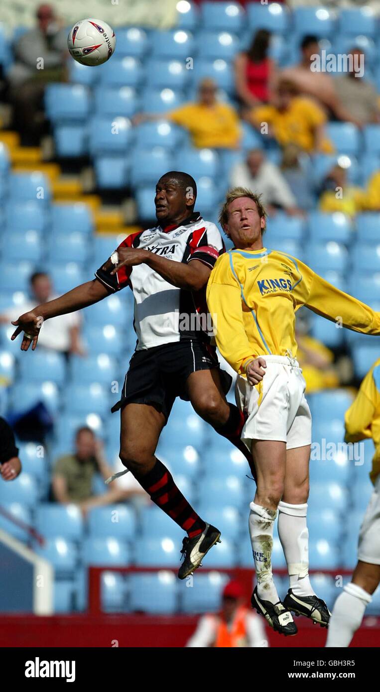 Canvey Island's Ben Chenery (r) and Hednesford Town's Steve Anthrobus ...