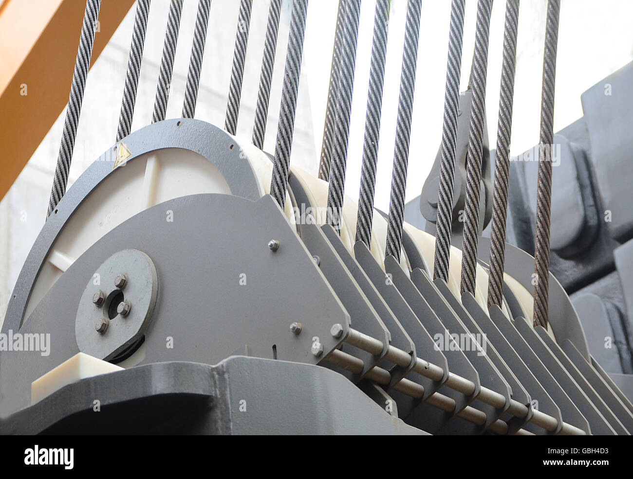 Strong wires and wheels on a crane Stock Photo - Alamy