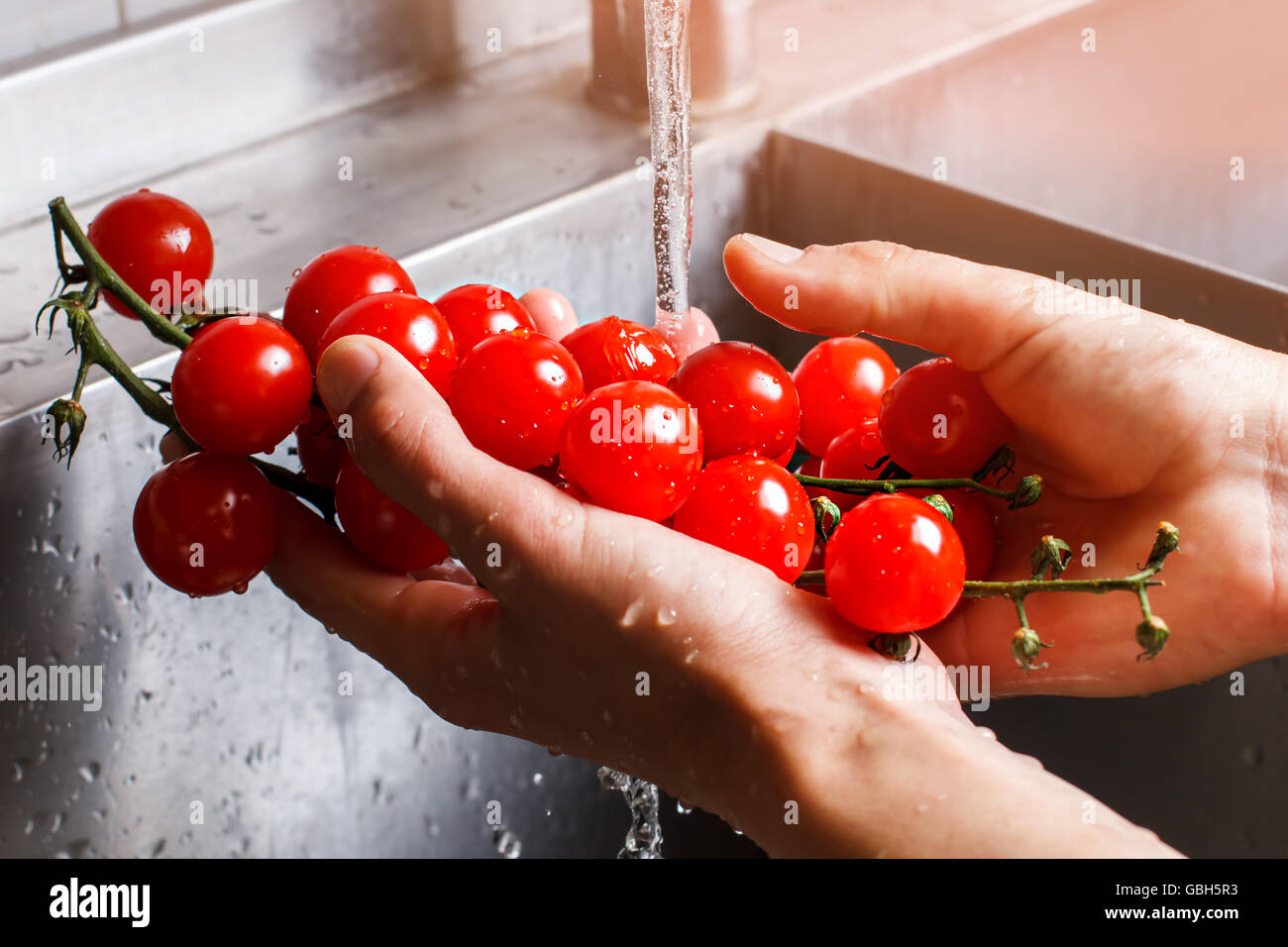 Man's hands washing tomatoes Stock Photo - Alamy