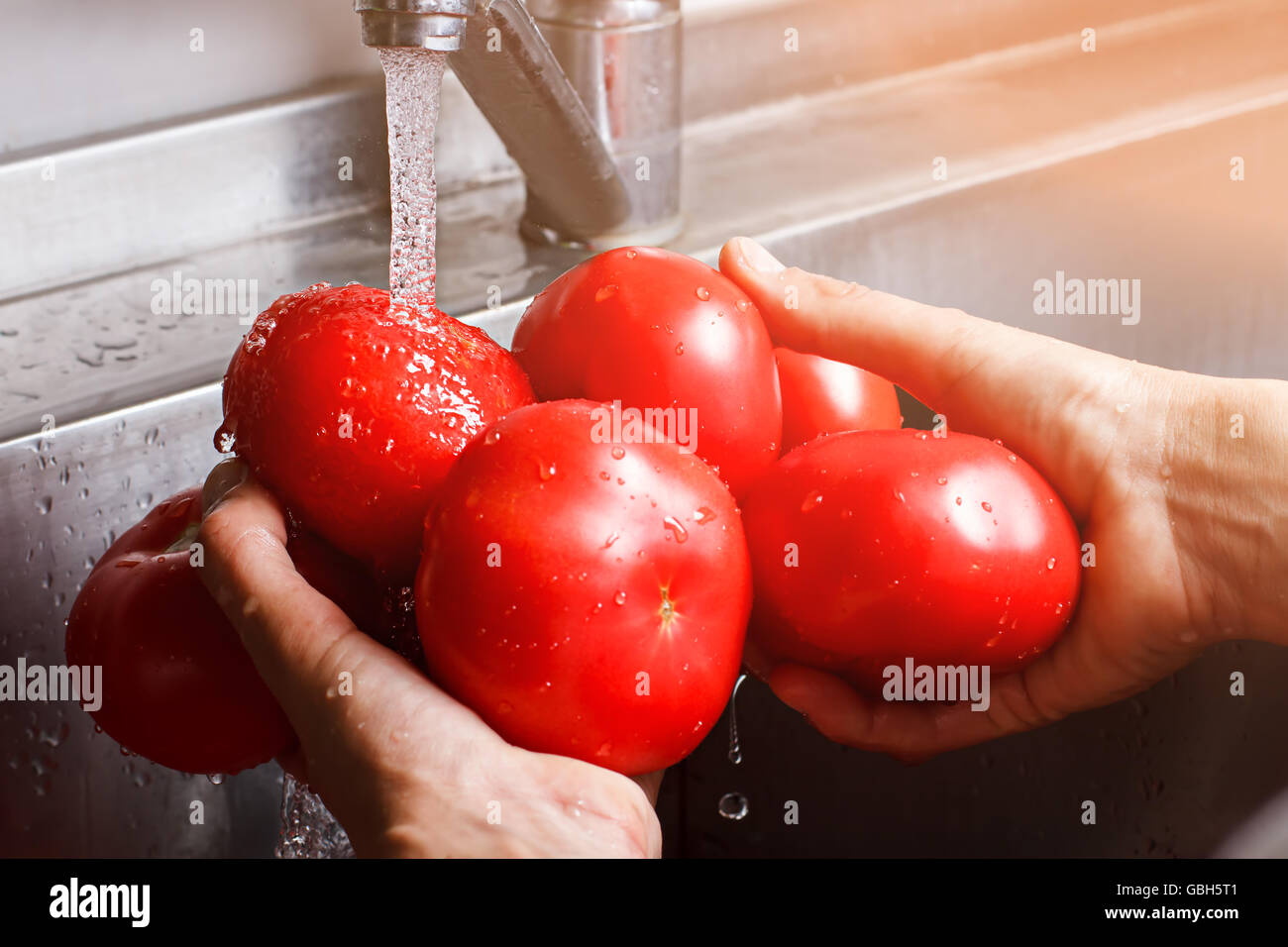 Man's hands wash tomatoes Stock Photo - Alamy