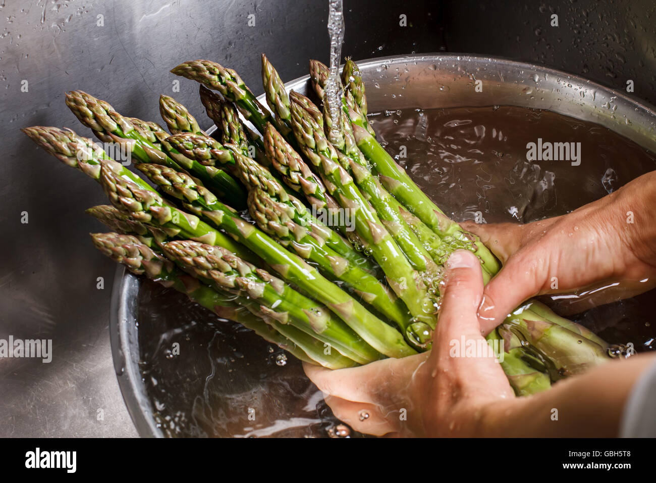 Man's hands washing asparagus Stock Photo - Alamy