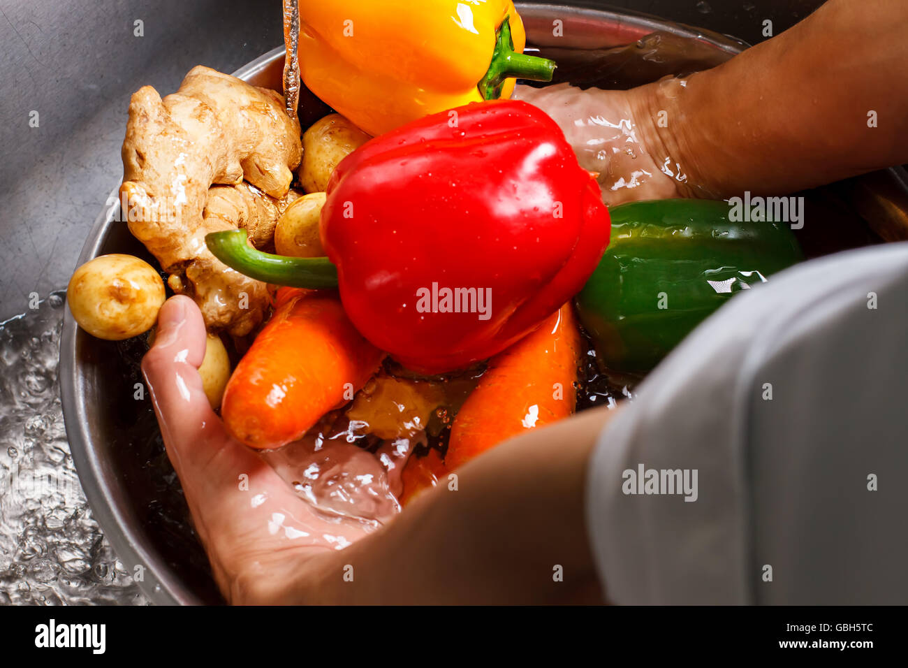 Wash vegetables hi-res stock photography and images - Alamy