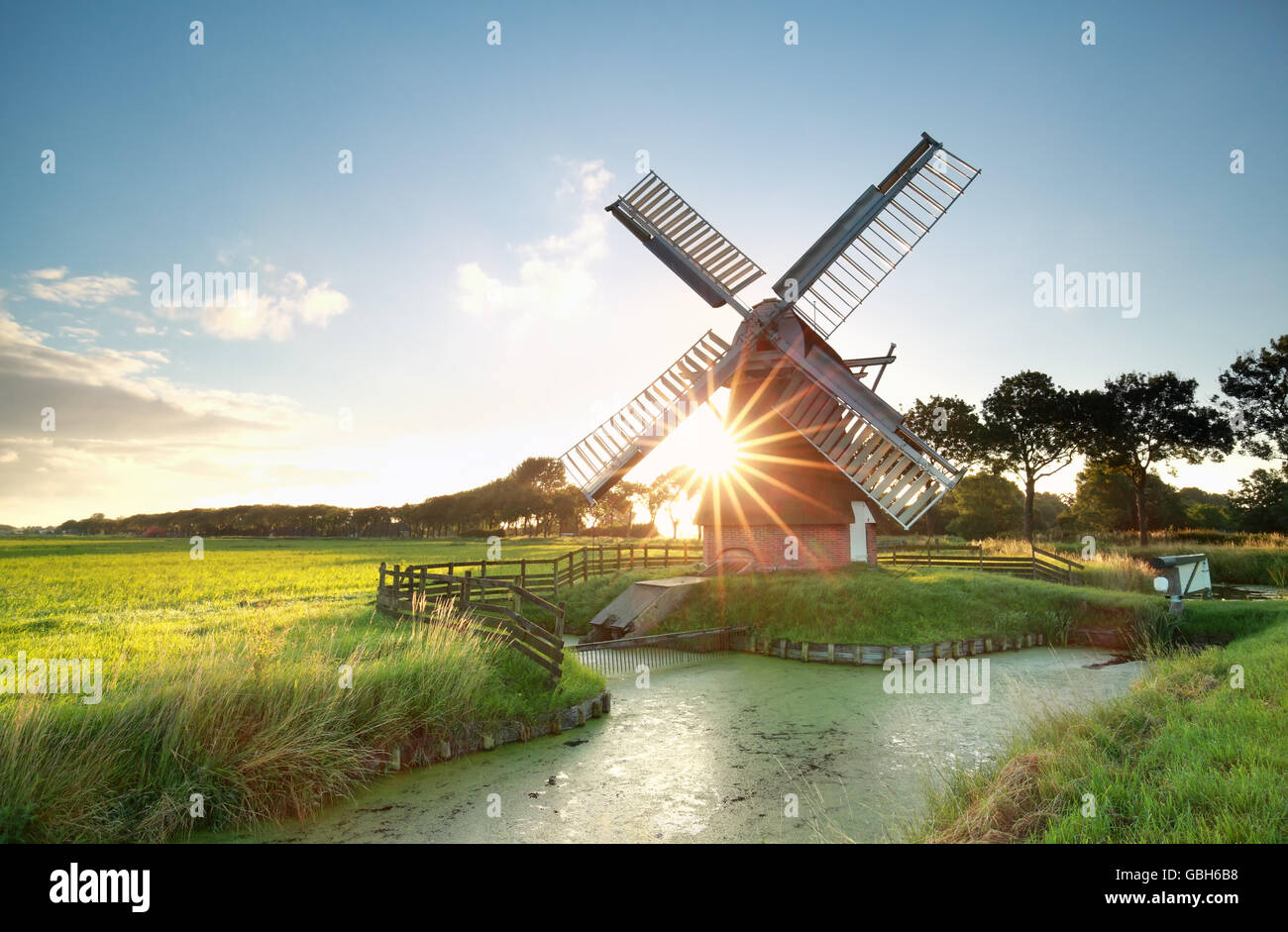 Sunshine behind building hi-res stock photography and images - Alamy
