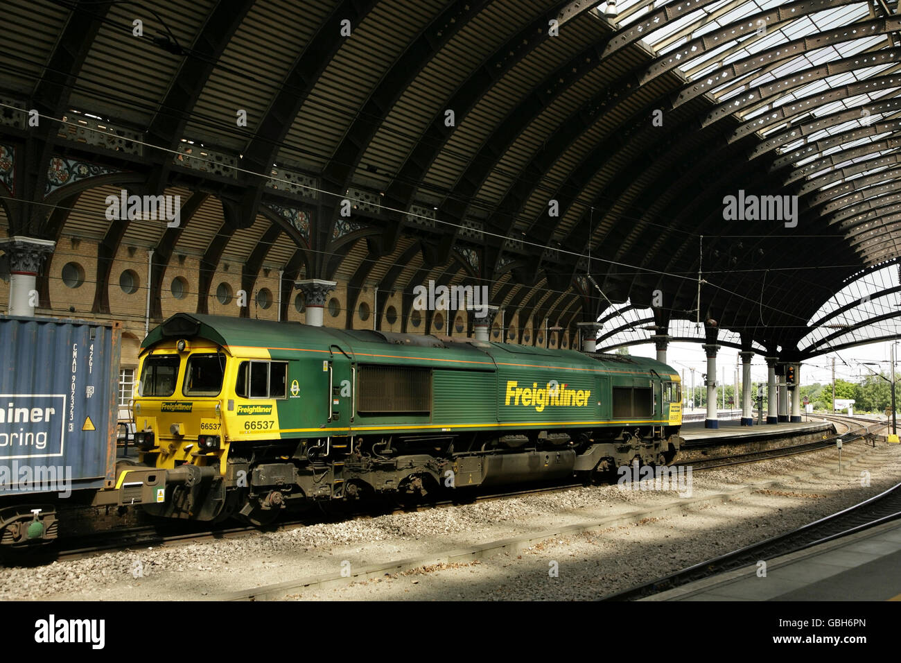 Class 66 diesel locomotive 66537 at York station with a loaded ...