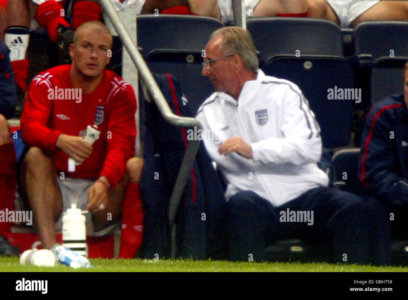 England manager Sven Goran Eriksson (r) discusses tatics with his ...