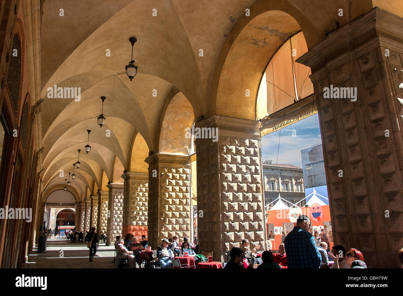 Colonnade with tables hi-res stock photography and images - Alamy