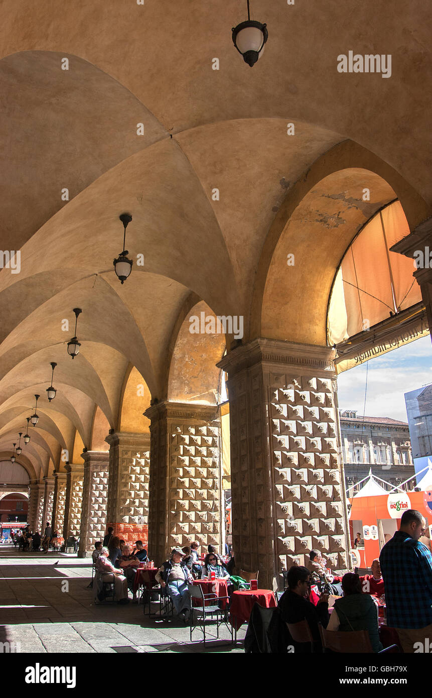 Colonnade with tables hi-res stock photography and images - Alamy