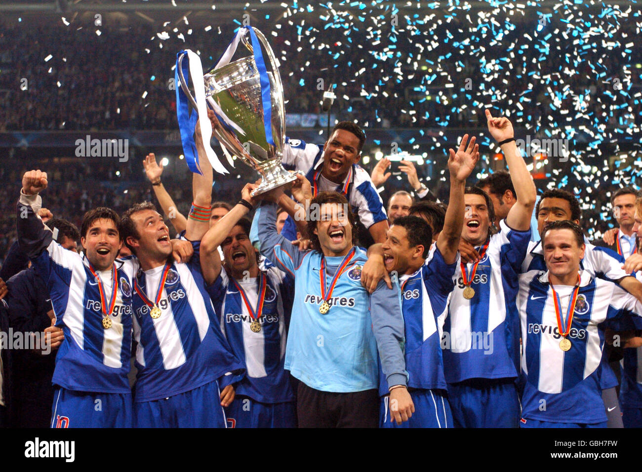 Fc porto players celebrates with the uefa champions league trophy hi ...