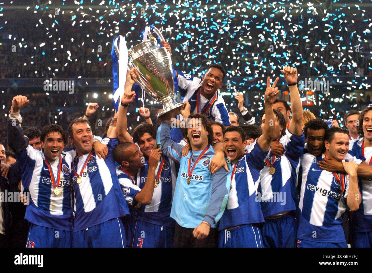 Fc porto players celebrates with the uefa champions league trophy hi ...