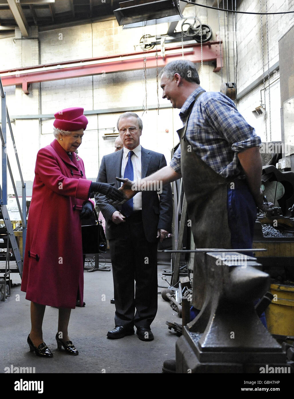 Royal smiling shaking hands queen elizabeth ii hi-res stock photography ...