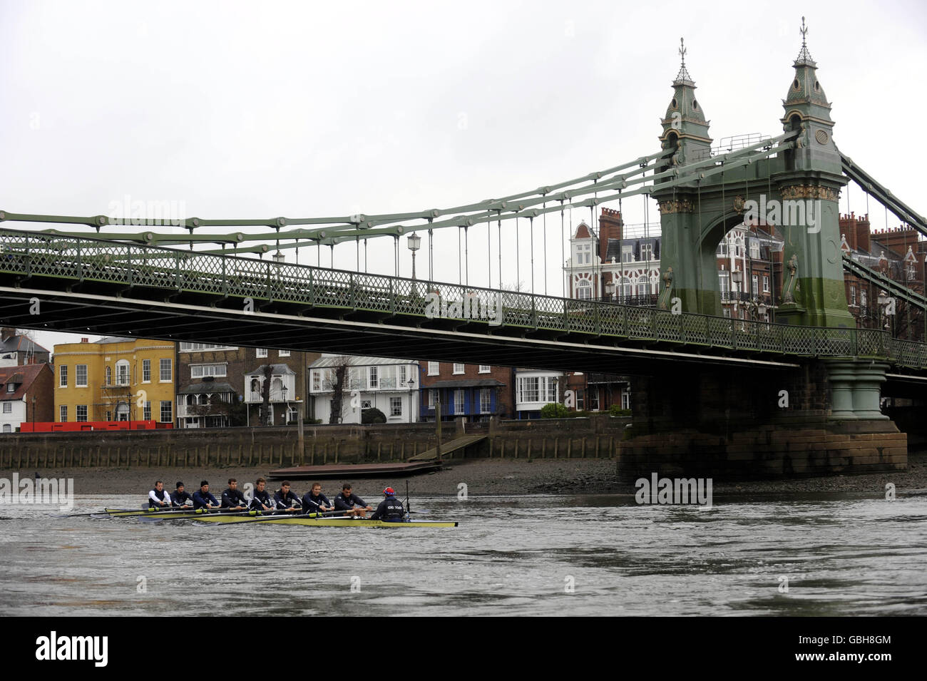 Hammersmith bridge on boat race day hi-res stock photography and images ...